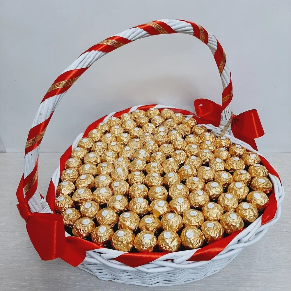 Корзина с конфетами LAKRES "Ферреро Роше", в форме сердца, диаметр 40 см