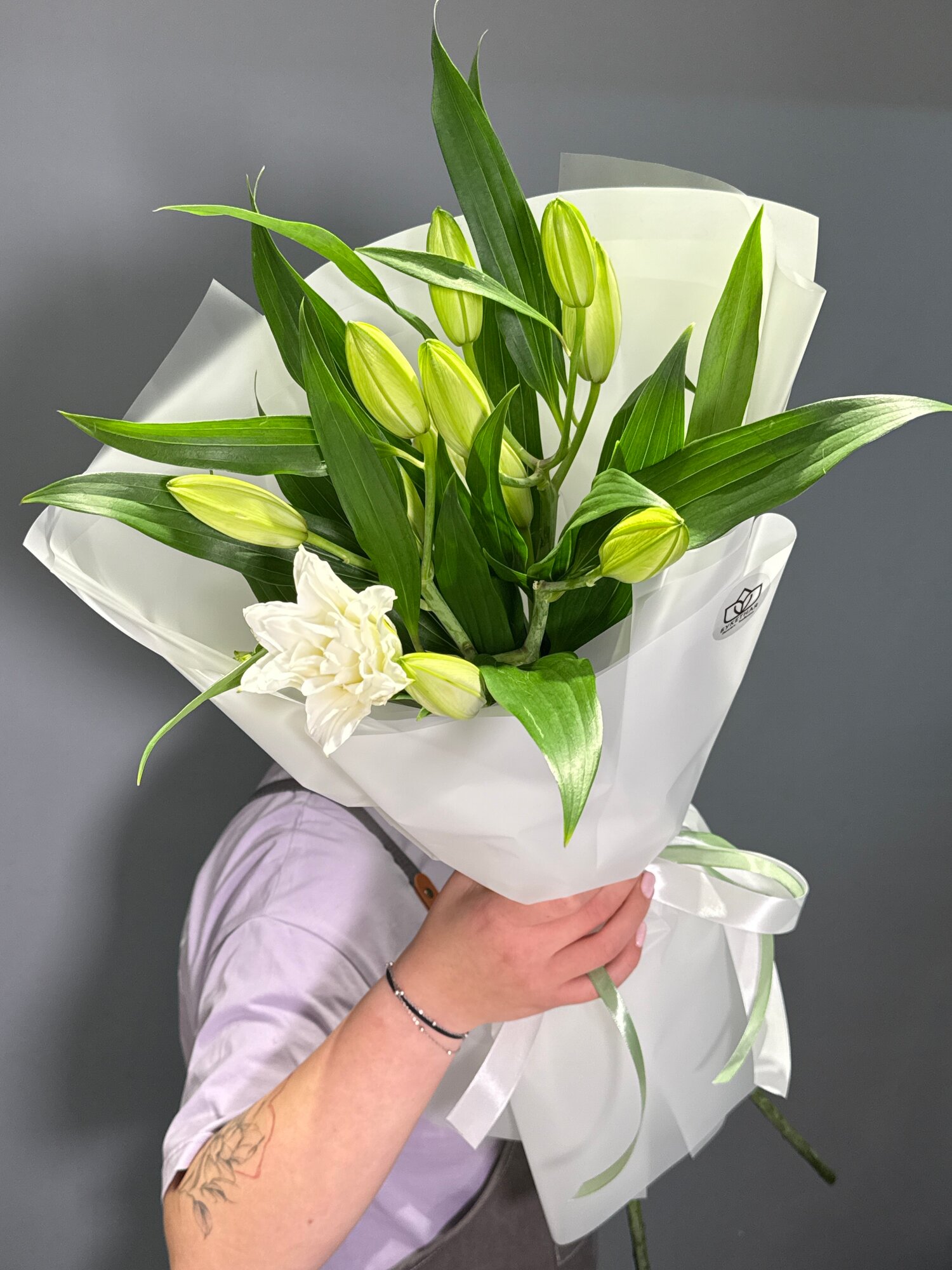 Букет «S». Пионовидная лилия 3 шт в стильном оформлении. «Букетная» - живые цветы с доставкой