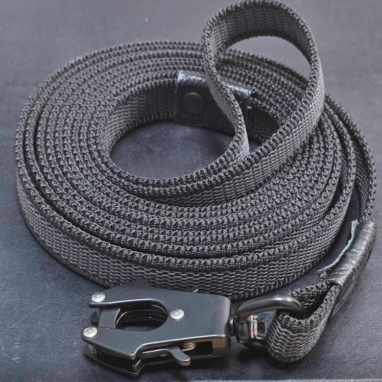 Поводок из прорезиненной стропы 5 метров, ширина 20 мм. с карабином самозахват.