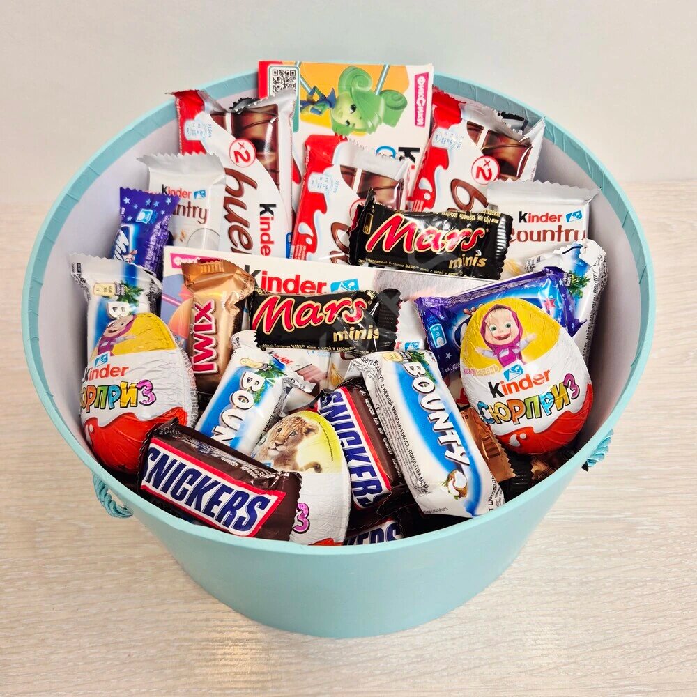 Сладости в коробке "Чемпион", батончики микс и киндер сюрпризы