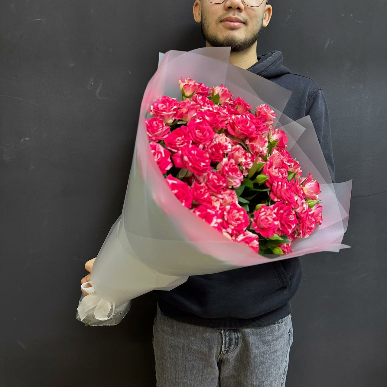 Прекрасный букет из 9 кустовых красных роз Фаерфокс высотой 60 см