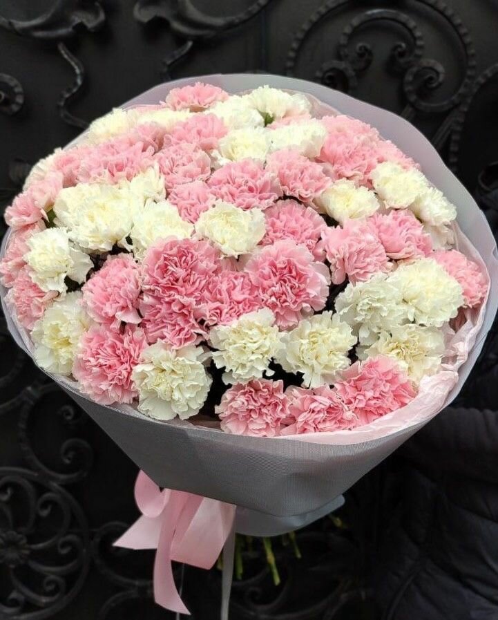 Букет из бело-розовых диантусов