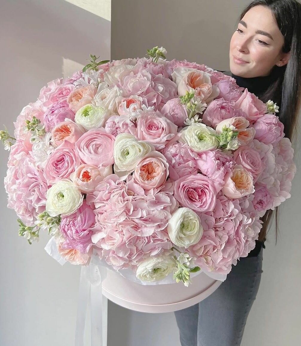 Композиция в коробке "Шляпная коробка нежных цветов", 50 см х 55 см, белый/розовый