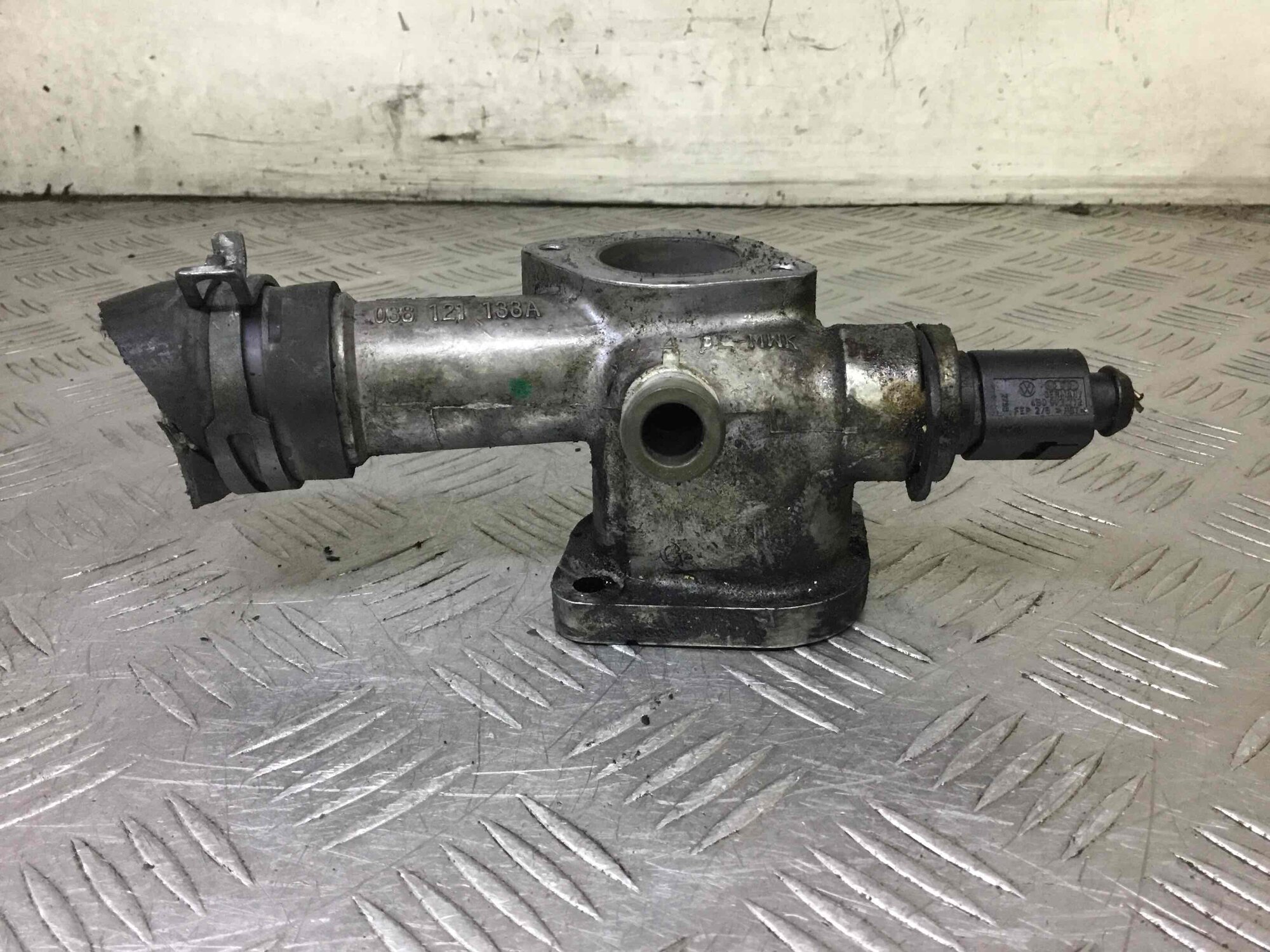 Б/У Фланец (тройник) системы охлаждения Audi A4 B5 (1994-1999) 2000 г.