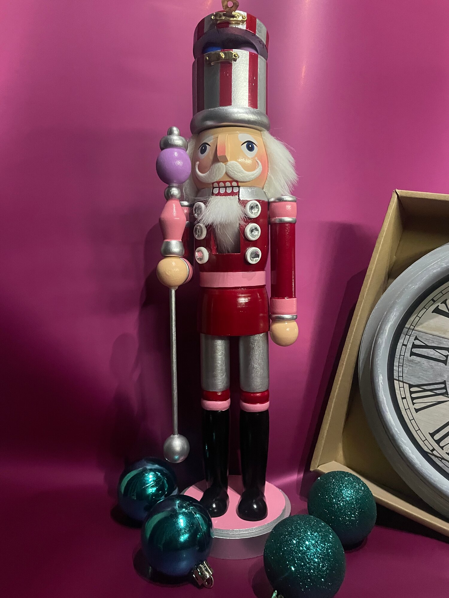 Деревянная фигурка щелкунчика в малиновом мундире с посохом и шариками