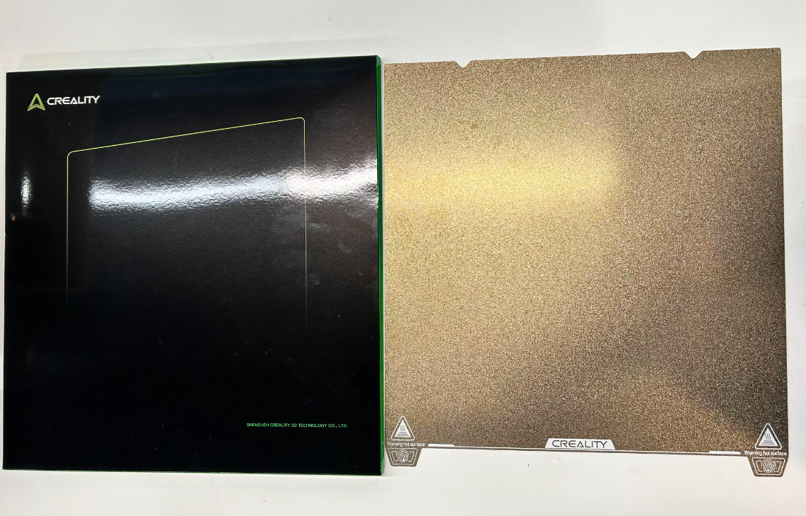 Пластина для печати Creality с золотым PEI-покрытием для 3D-принтеров Ender-3 V3 Plus / K1 Max. Гибкая платформа из пружинной стали. Отличная термостойкость. Высокая прочность и износостойкость. Легкое удаление модели. Размеры: 315×310 мм.