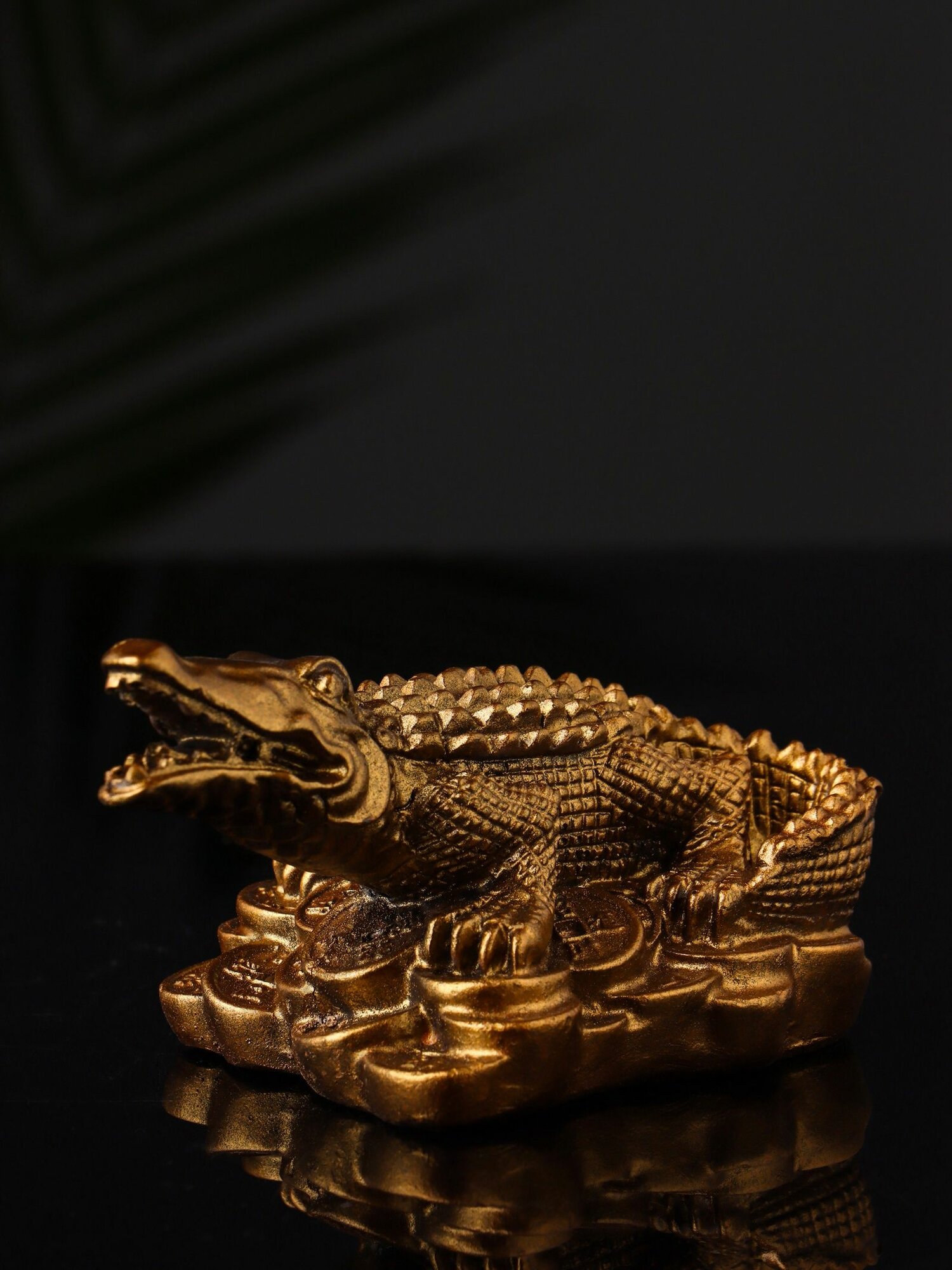 Фигура Крокодил на деньгах 12x10x8 см, бронза, статуэтка для интерьера, подарок, сувенир