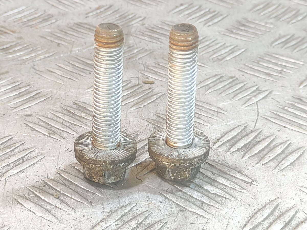 Болт крепления суппорта переднего CHEVROLET Cruze 2009-2016 11571188