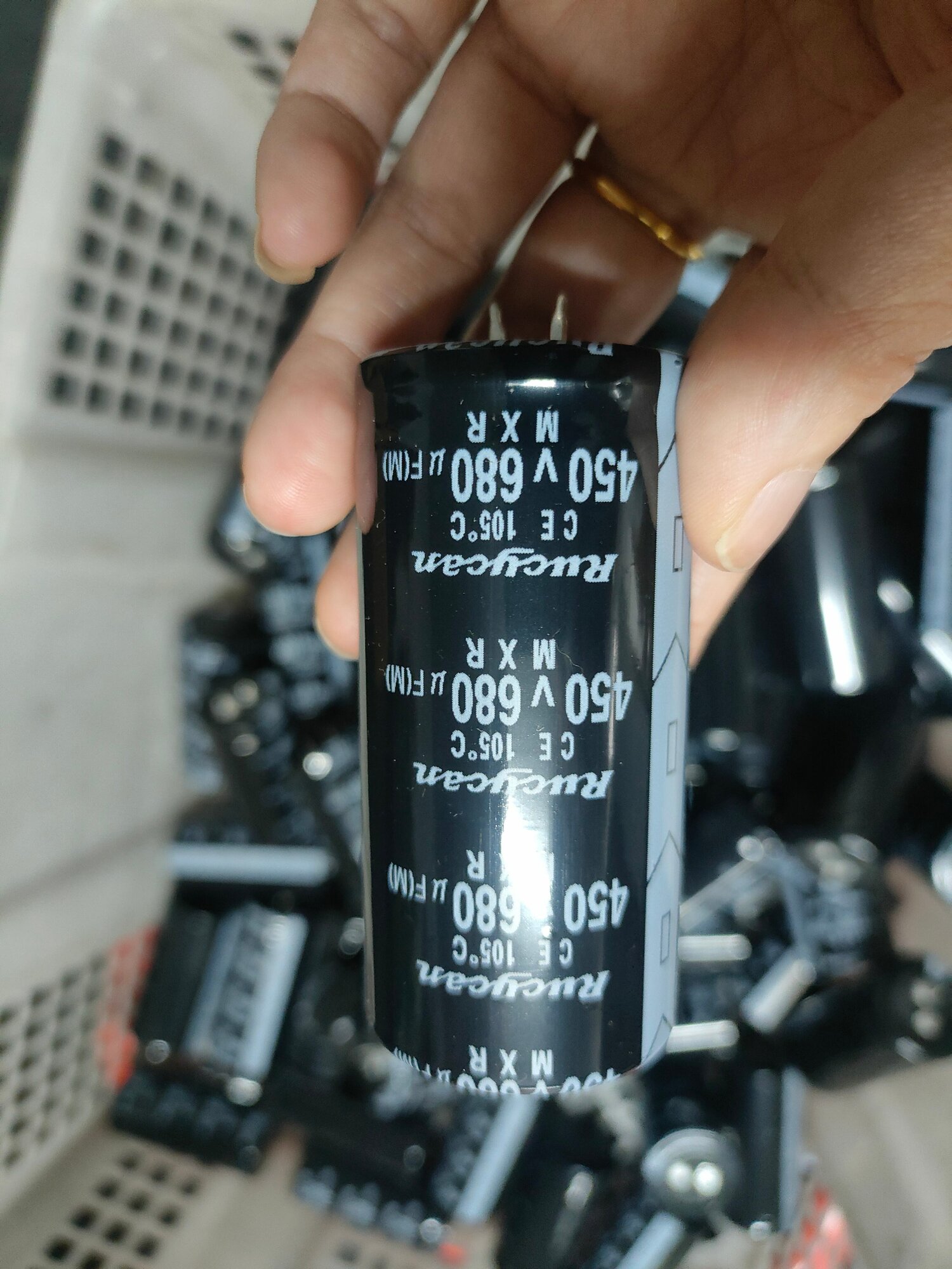 450V680 мкФ Алюминиевые электролитические конденсаторы подходят для автомобильных аудиофильтров, инверторов и печатных плат. Доступны в различных типоразмерах и с долгосрочными поставками