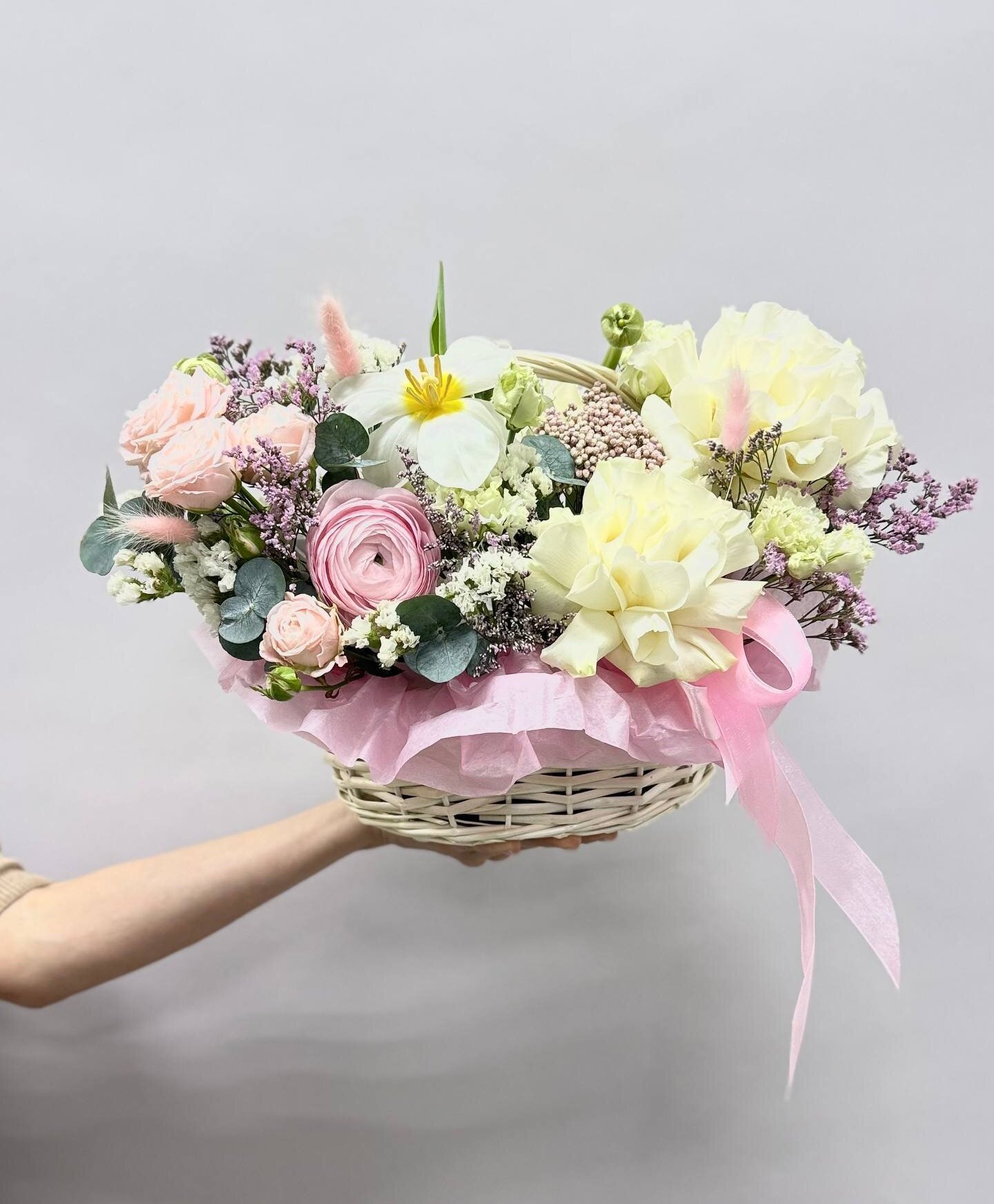 Нежная корзинка с французскими розами, тюльпаном и нежным ранункулюсом