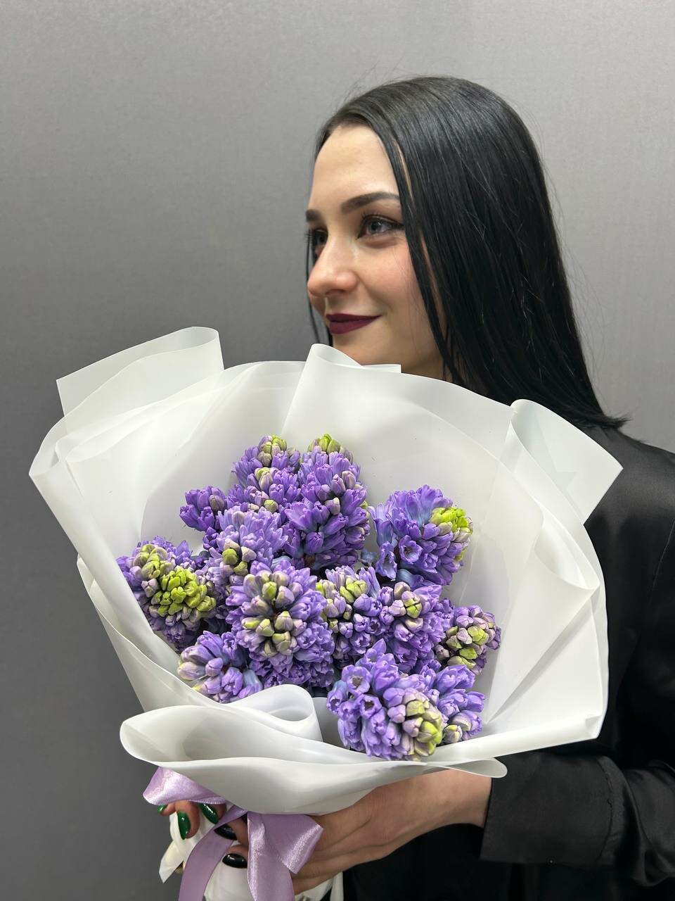 Монобукет "Гиацинты", 15 цветов, сиреневый, в белой упаковке, с атласными лентами