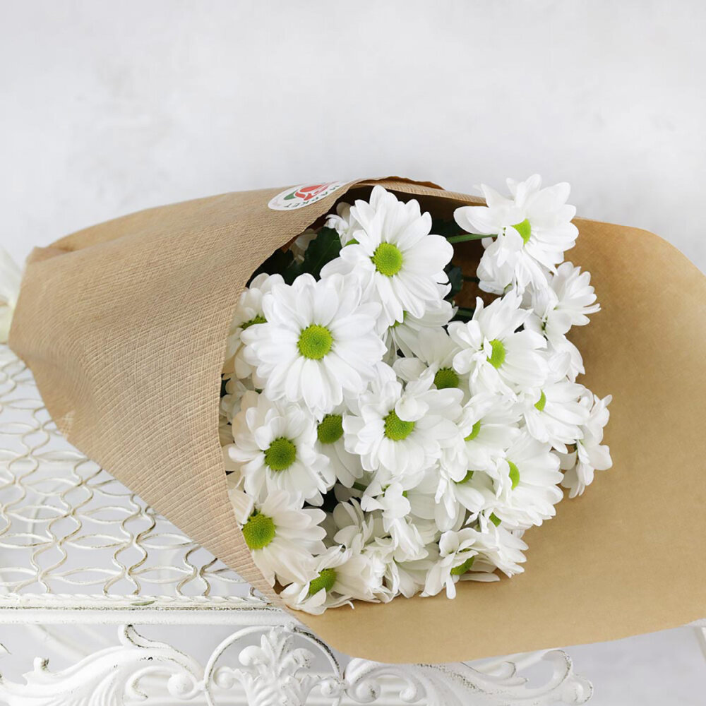 Букет живых цветов из 5 хризантем в крафте 60см от Букет Маркет