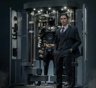 Бэтмен в оружейной фигурка 40см, Batman Armory with Bruce Wayne