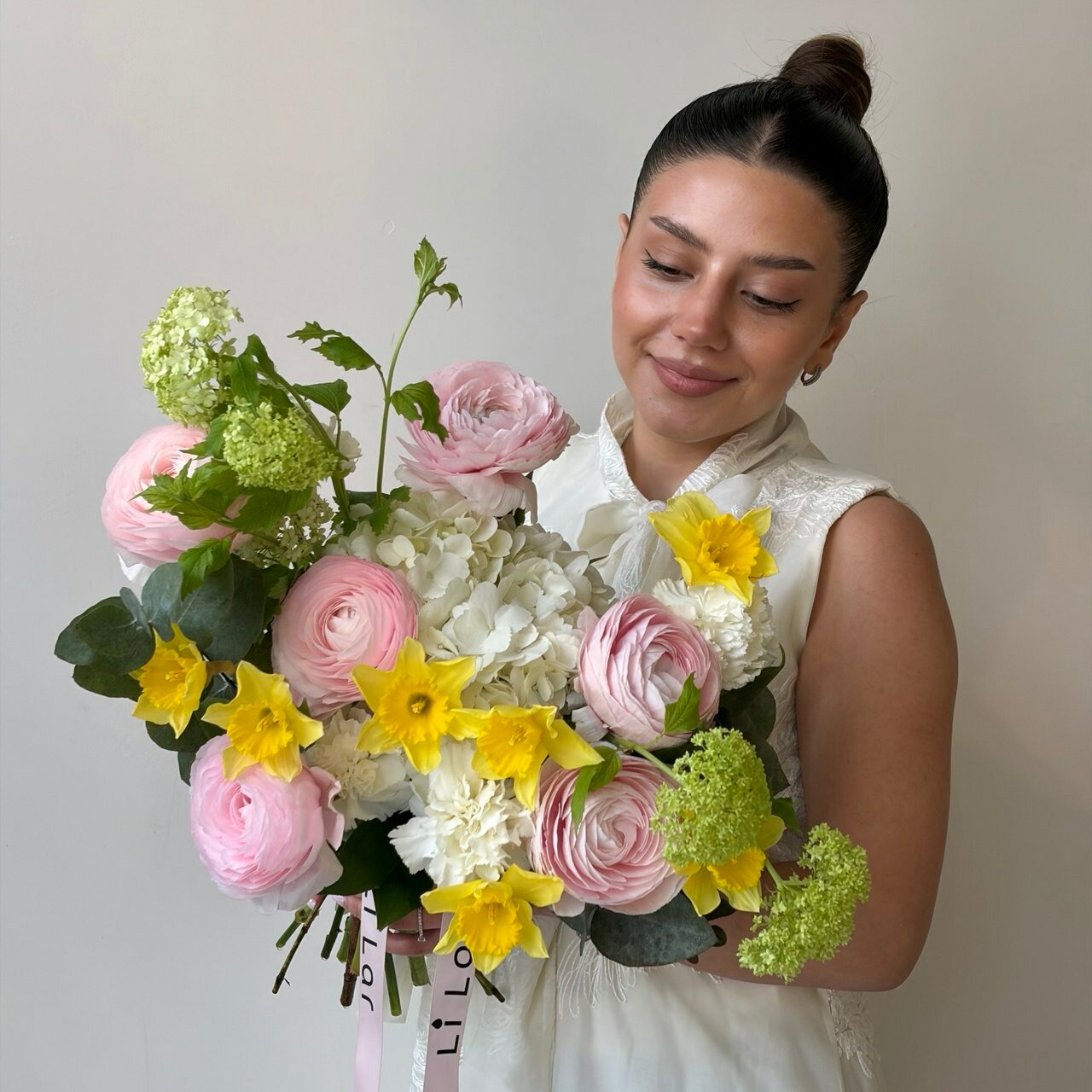 Весенний букет с ранункулюсами и нарциссами #994