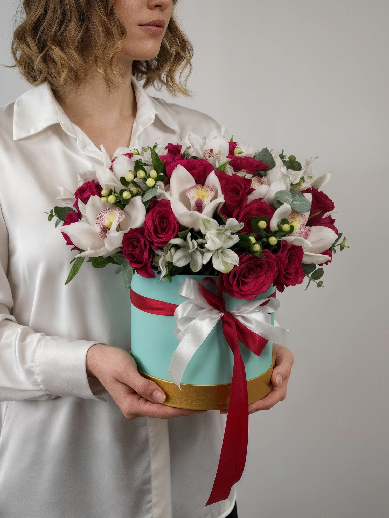 Цветы в коробке "Дикая орхидея", 30х30 см, орхидеи, кустовая роза, альстромерия, гиперикум, эвкалипт