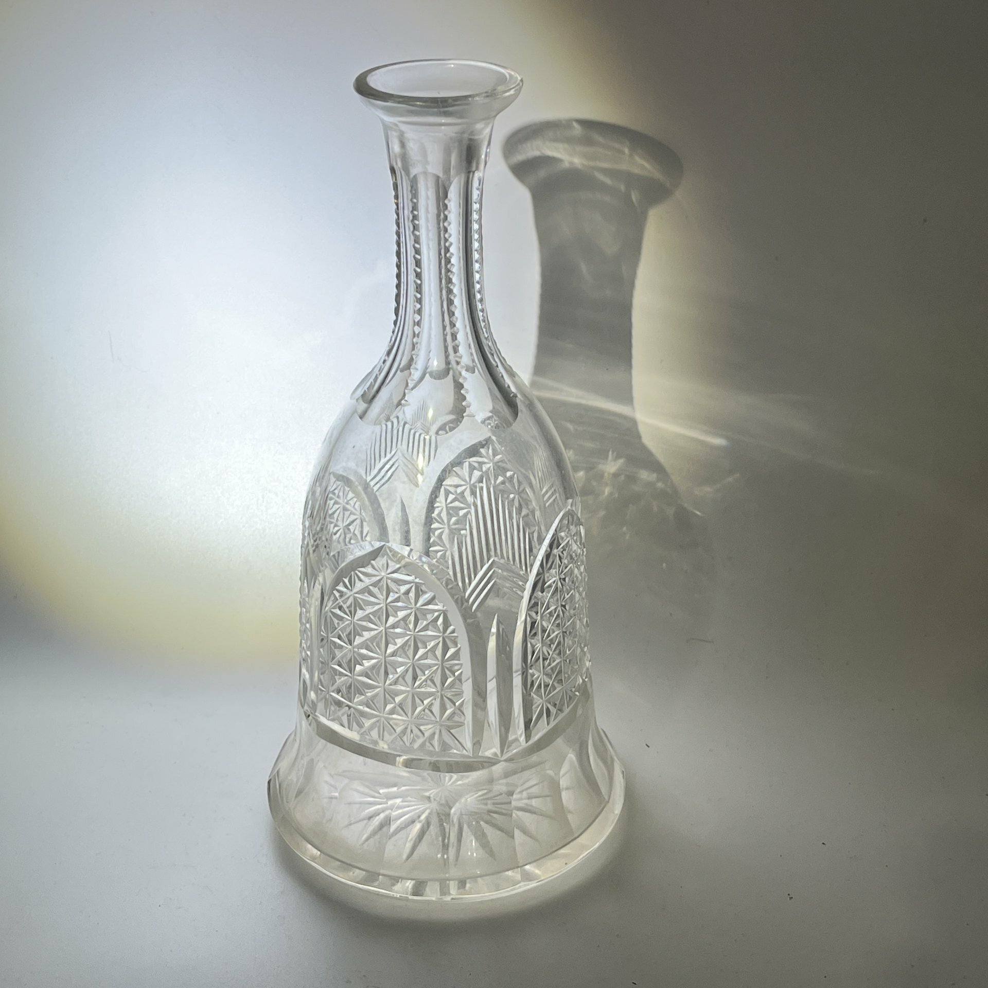 Графин колоковидной формы с резным геометрическим декором, хрусталь
