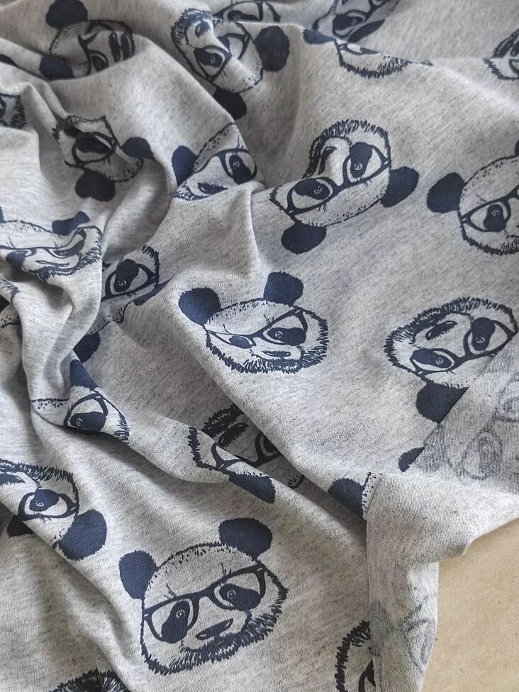 1,5м. Кулирка ткань для шитья. 100% хлопок. Детская. Цвет серый меланж. Рисунок панда. Шириной 200 см рукавом.