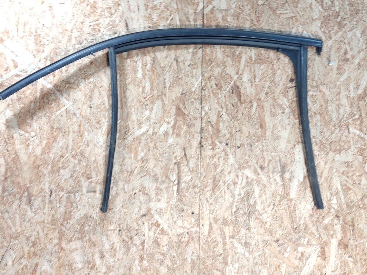 Уплотнитель стекла двери зад. правый SKODA Octavia 2013-2020 5E5839431C