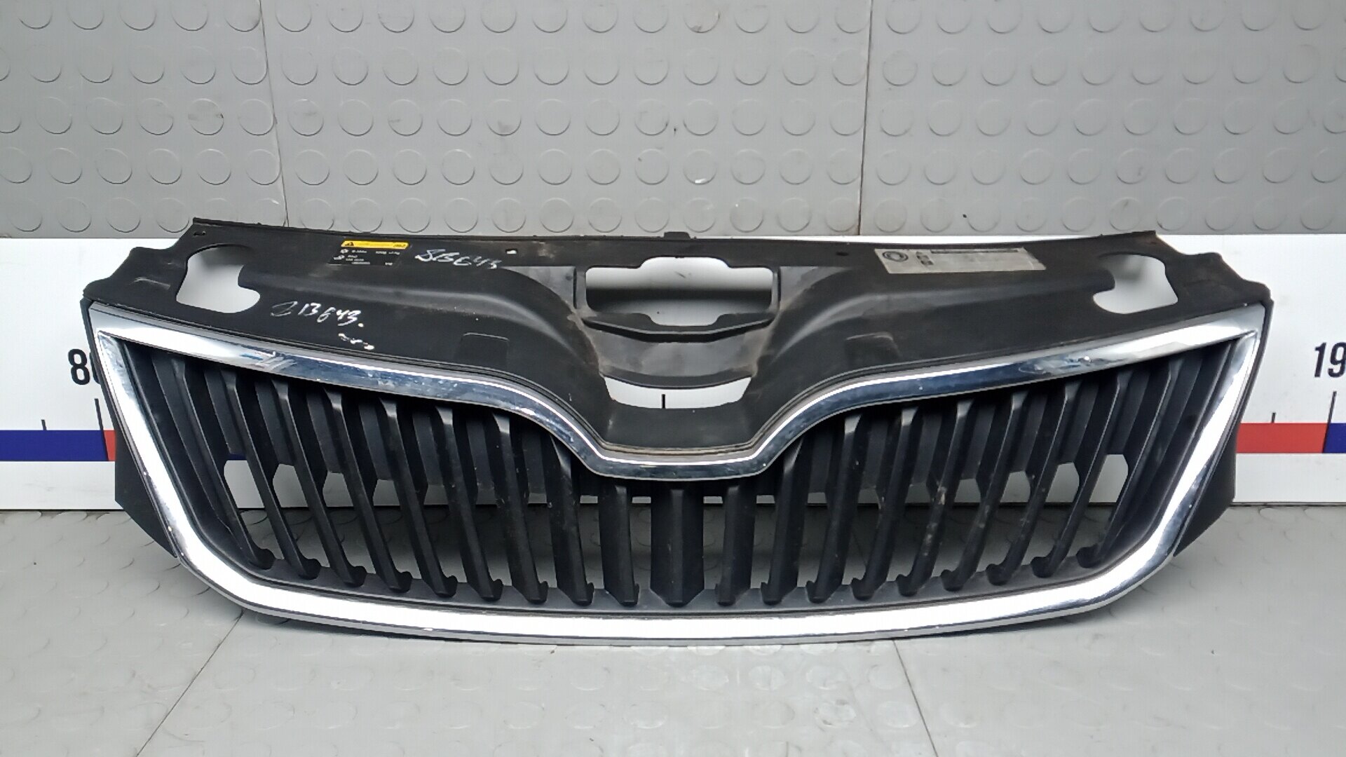 Решетка радиатора SKODA RAPID, Номер 5JA853668, 5JA853651