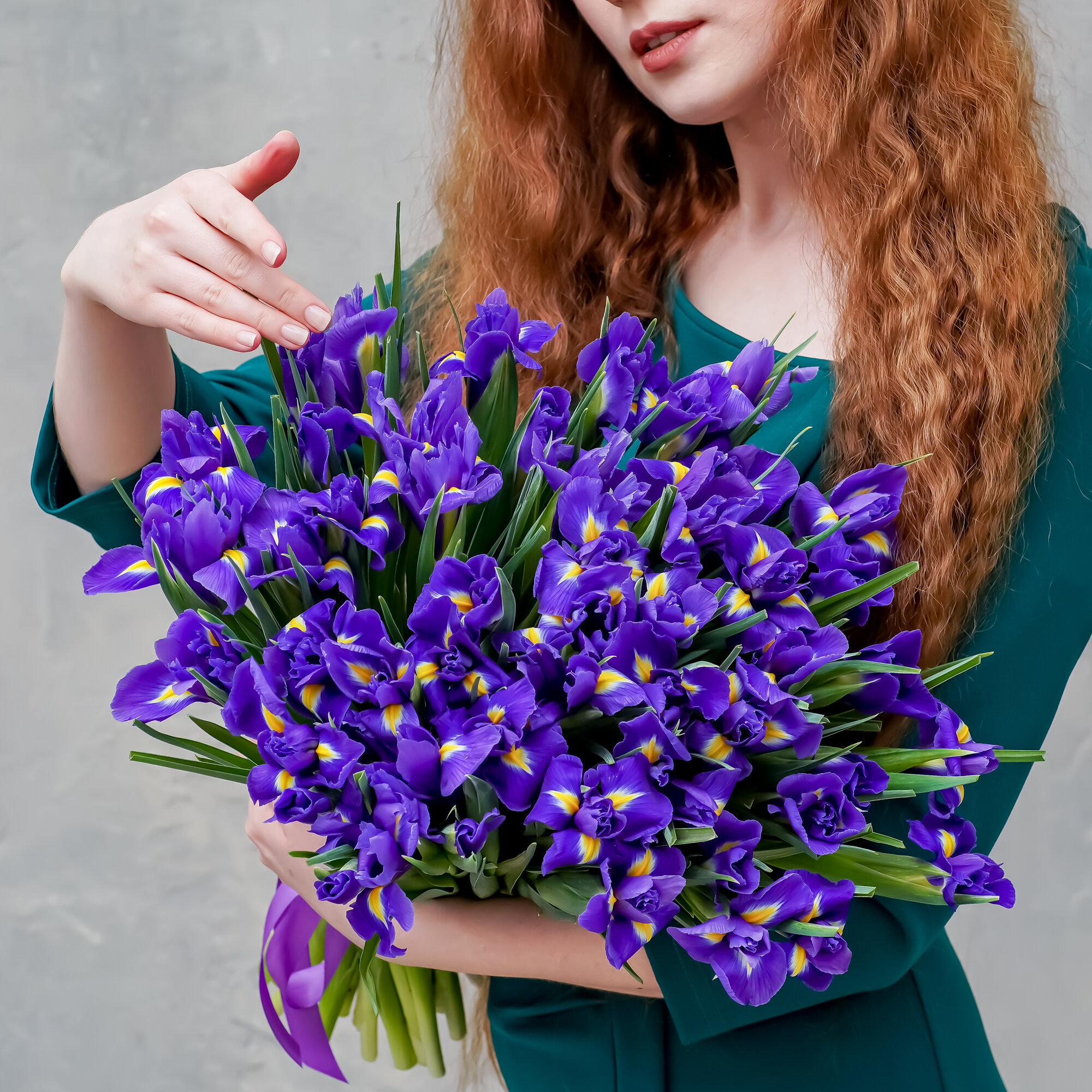 Букет живых цветов Flor-Pro Flowers из 25 синих ирисов с атласной лентой — фото 1
