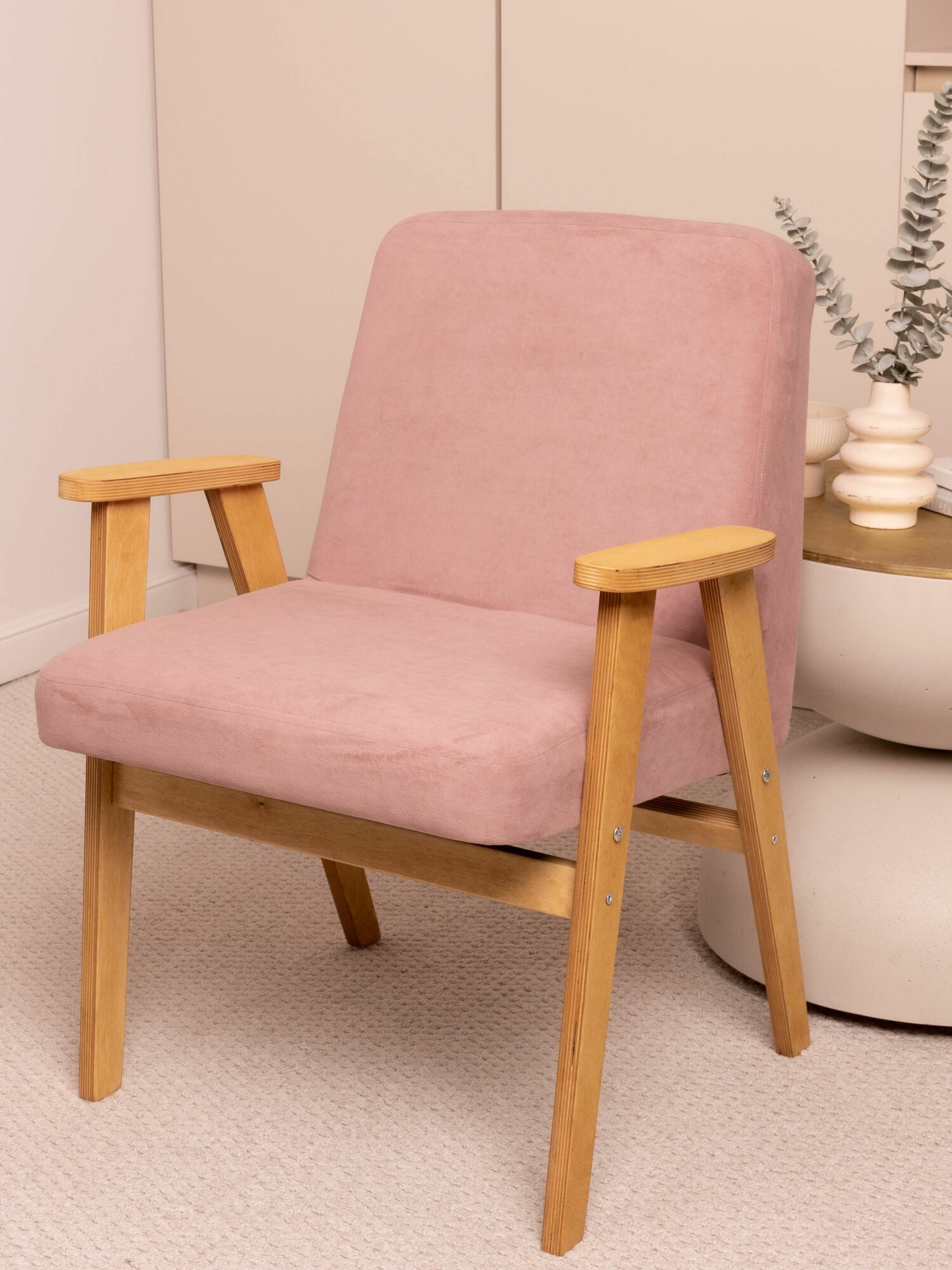 Кресло мягкое для дома и дачи Галант на высоких деревянных ножках с подлокотниками