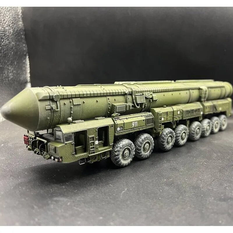Сборная модель 1/35 российской межконтинентальной баллистической ракеты Тополь-М (РТ-2ПМ2) с металлическими опорами, подвижными колёсами и частичной внутренней детализацией