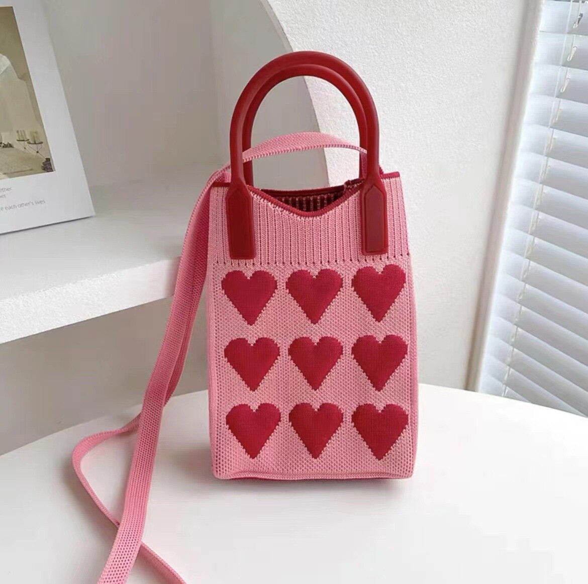 Мини-сумка для мобильного телефона, вязаная сумка через плечо, портативная женская сумочка, нишевый дизайн в корейском стиле, маленькая квадратная сумка в форме сердца.