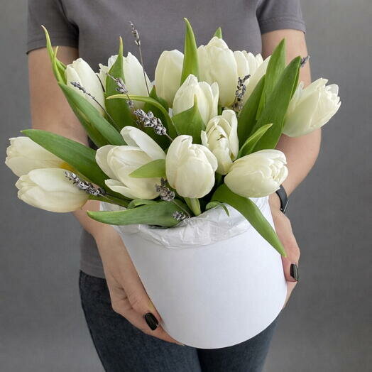 Белые тюльпаны и лаванда в шляпной коробке