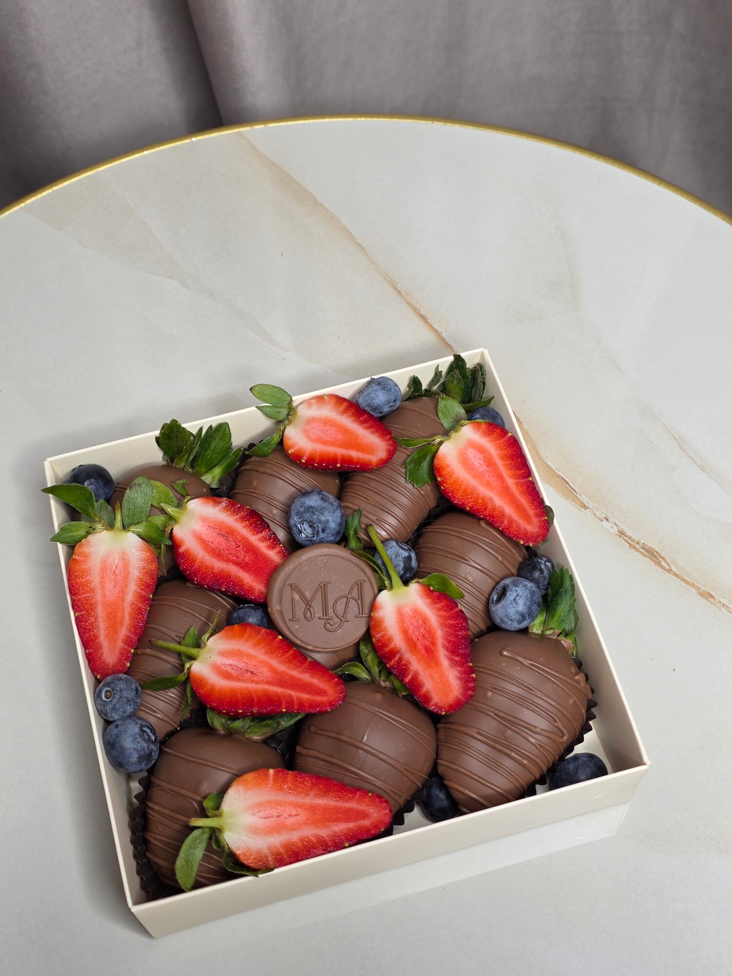 Клубника в премиальном молочном шоколаде Callebaut 9 штук, подарок близким