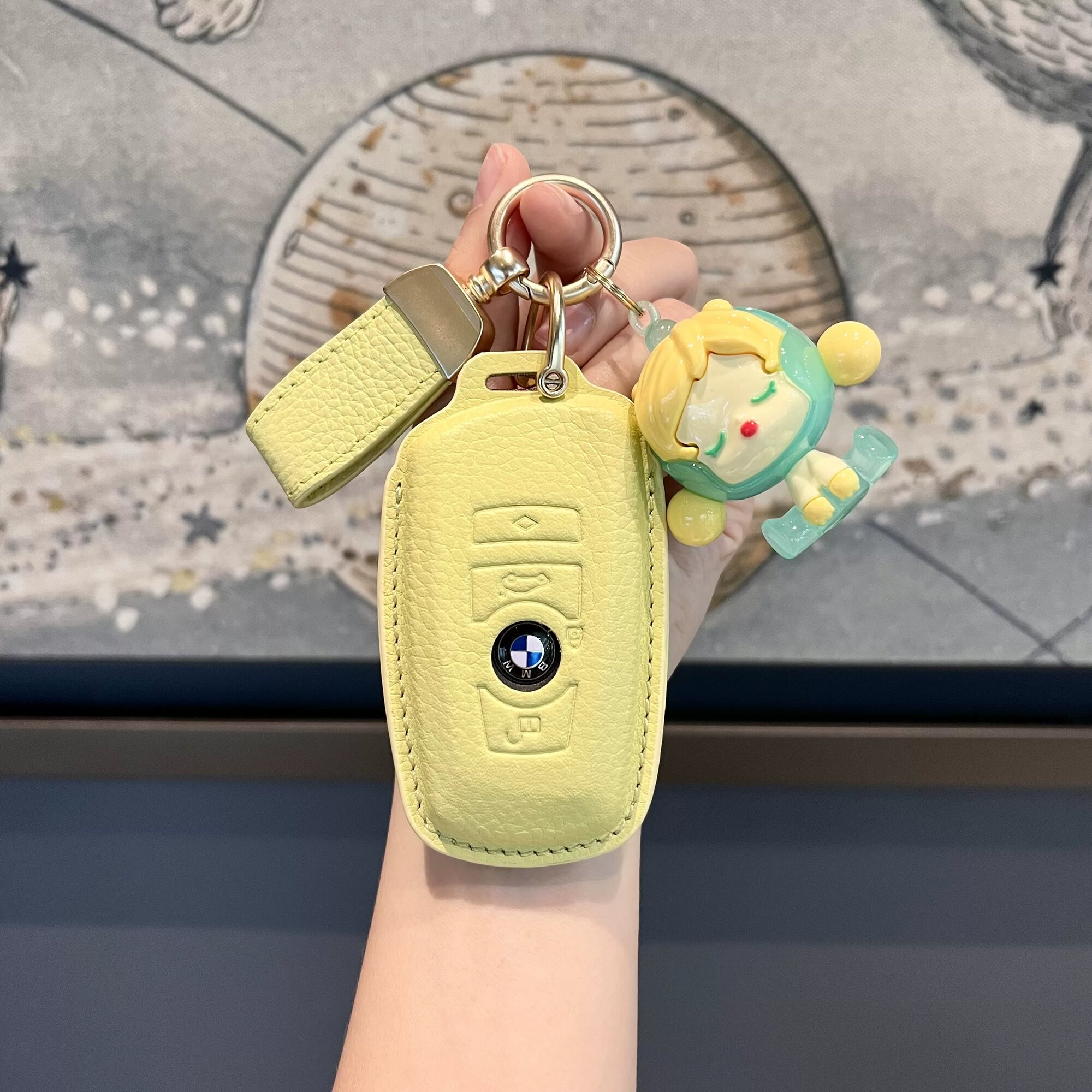Квадратный ключевой кейс BMW желтый с золотой пряжкой коротким шнуром и желтой пандой