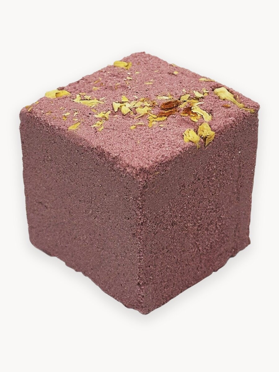 Бомбочка для ванны Solace с ароматом Амор ручной работы с морской солью, шиммером и сухоцветами (розовый)