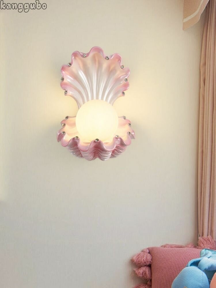 Настенный светильник в стиле кремовая ракушка