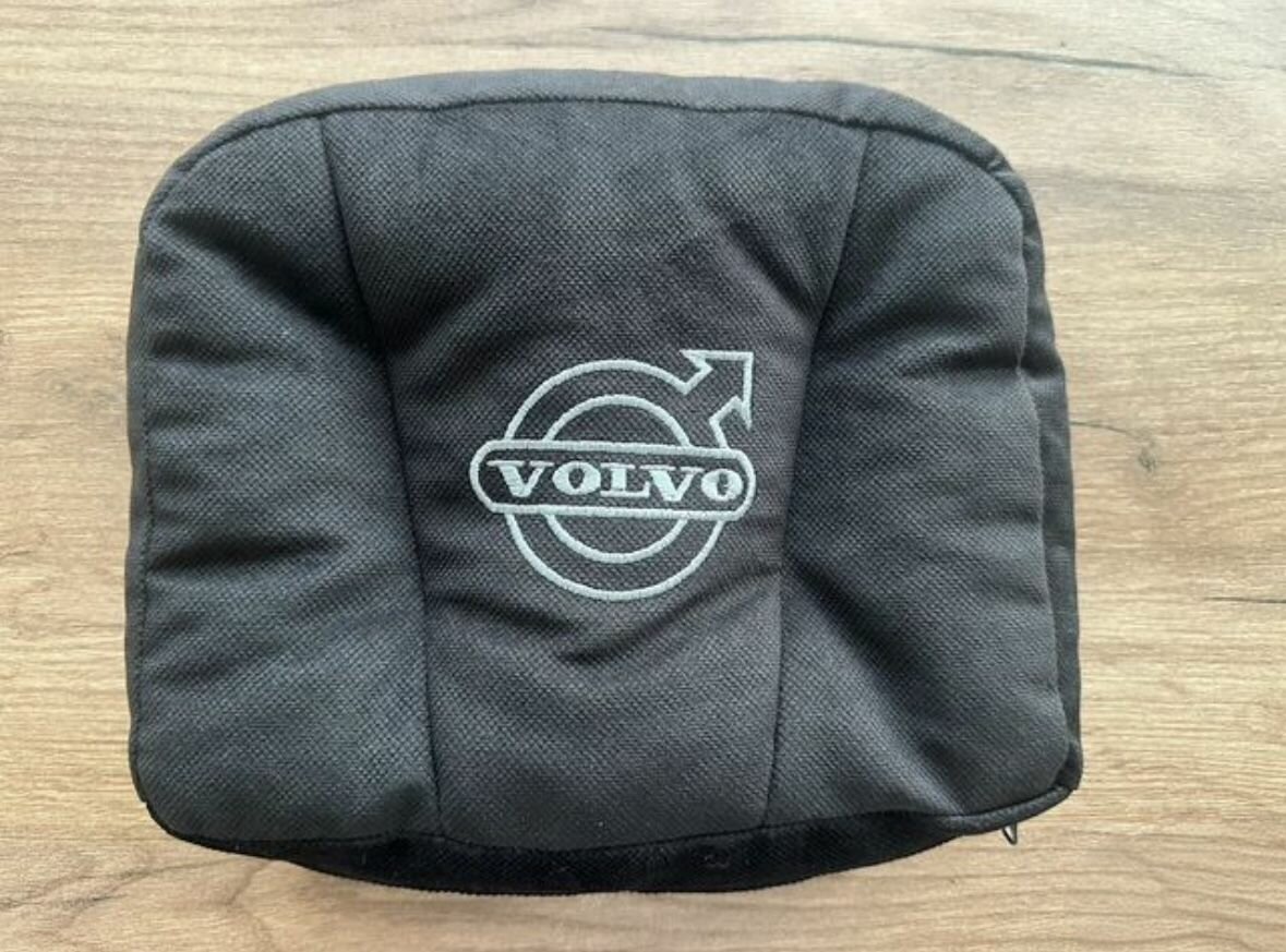 Автомобильная подушка на подголовник с логотипом Volvo (Вольво)
