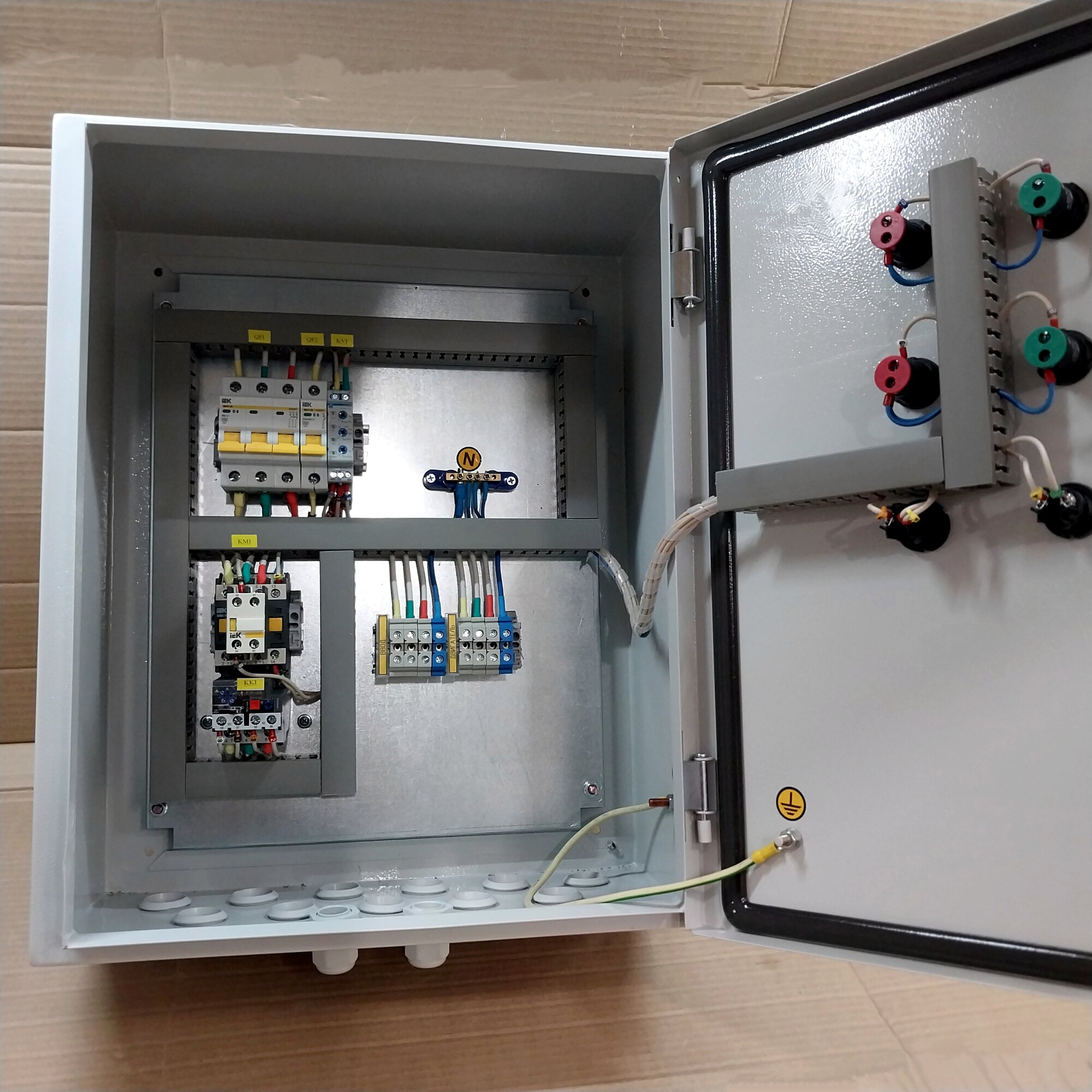 Шкаф управления двигателем 1,5 кВт. 380В. ШУД ЭП 1-3-1,5-1 IP54. С тепловым реле и реле контроля фаз.