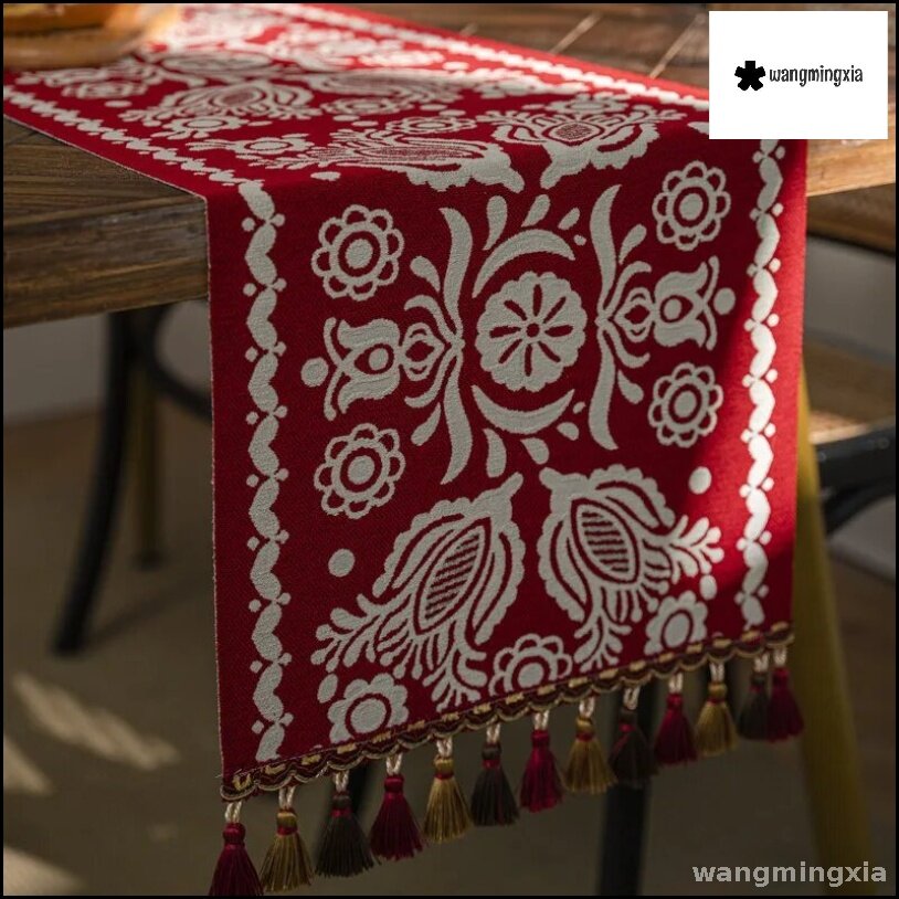 Эксклюзивная бордовая скатерть 35x180 см с вышивкой в виде геометрических узоров и рождественского лося создана для декорирования вашего праздничного стола в деревенском стиле на зимние торжества