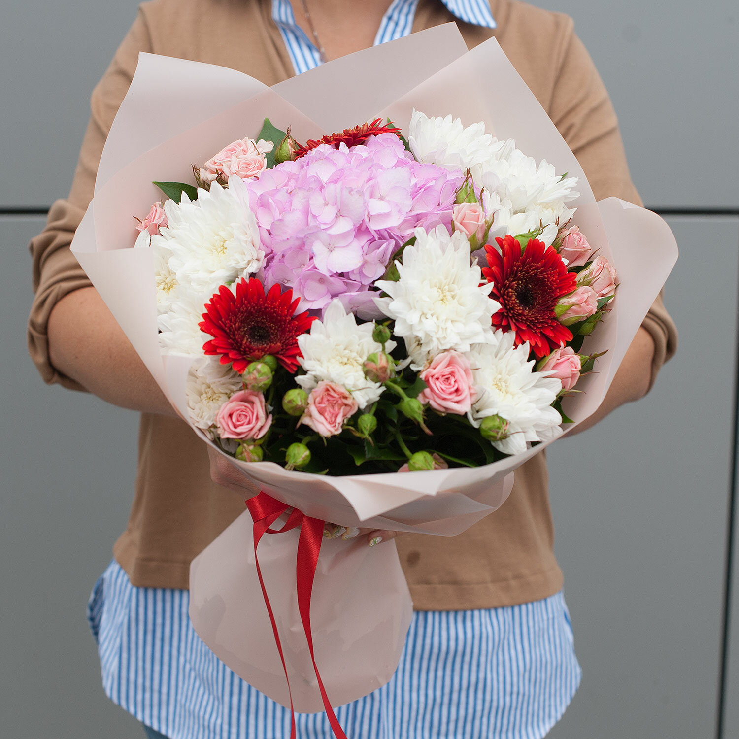 Букет "Тулиара", кустовые розы, минигерберы, гортензия, хризантемы