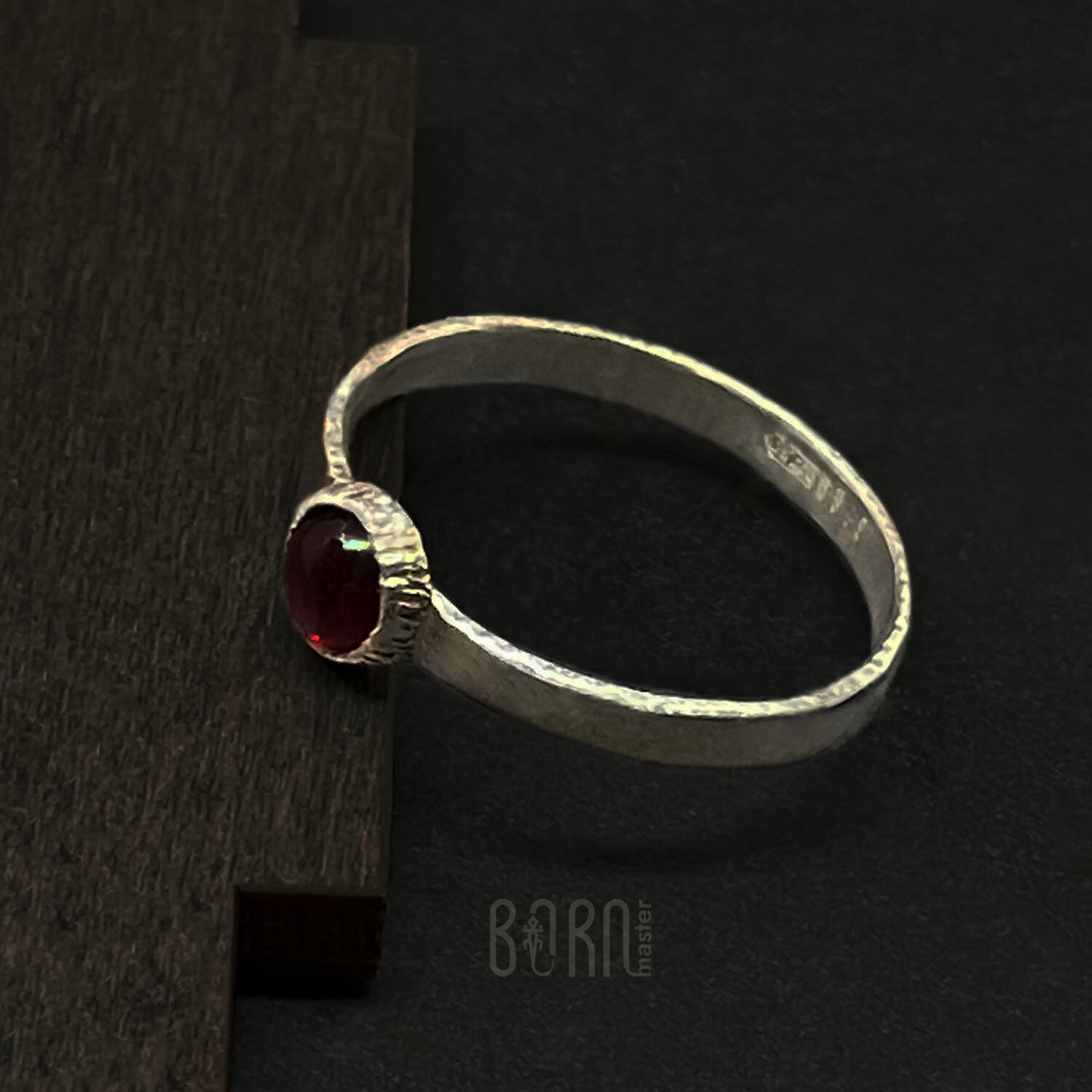 Перстень, серебро, 925 проба, тиснение, гранат