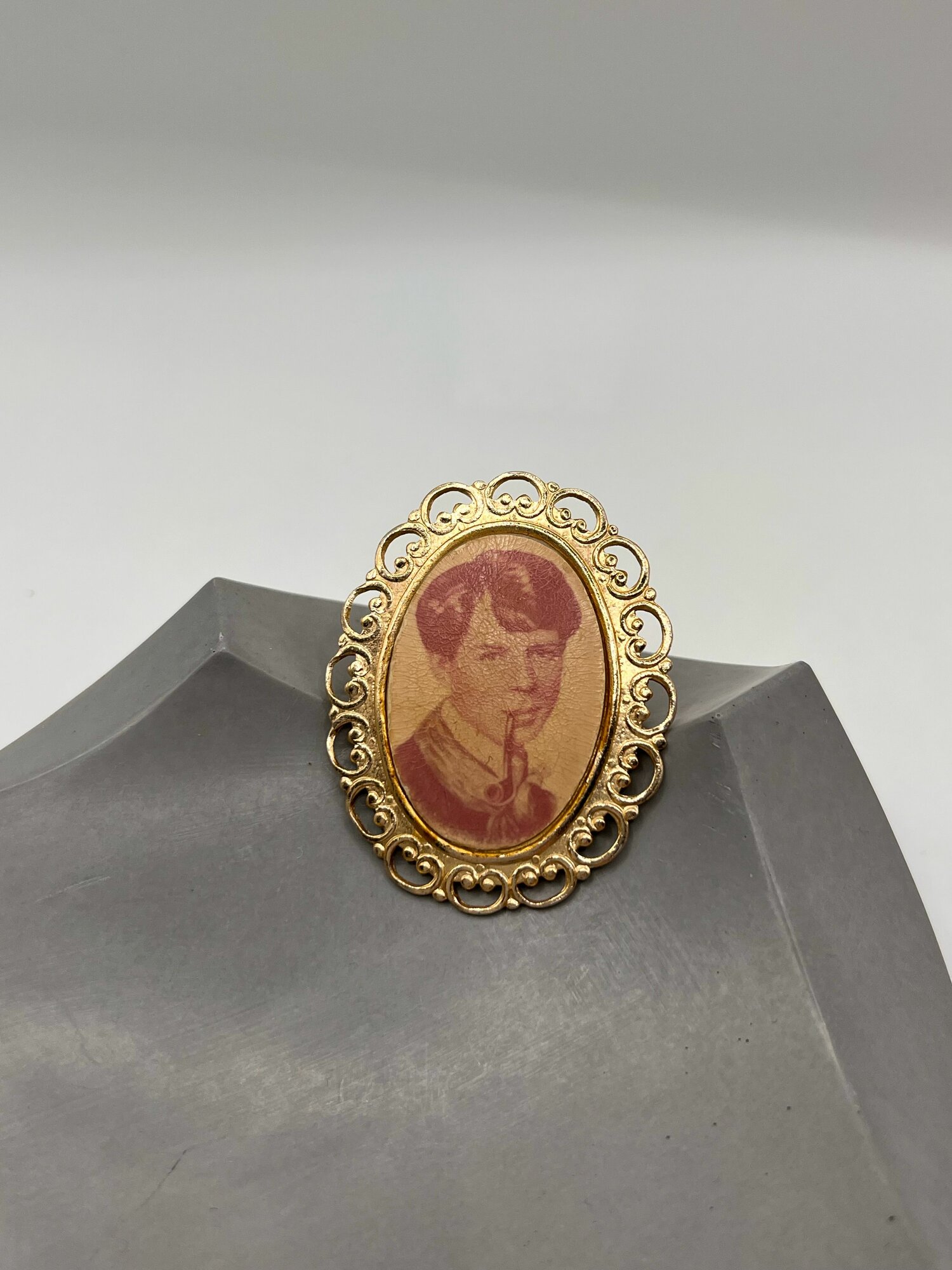 Советская пластиковая брошь С. А. Есенин