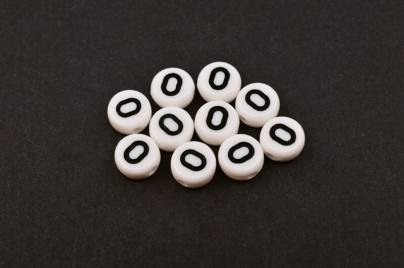Бусина с буквой O или цифрой 0, размер 7х4мм, отверстие 1мм, цвет белый/черный, 540-113, 10шт