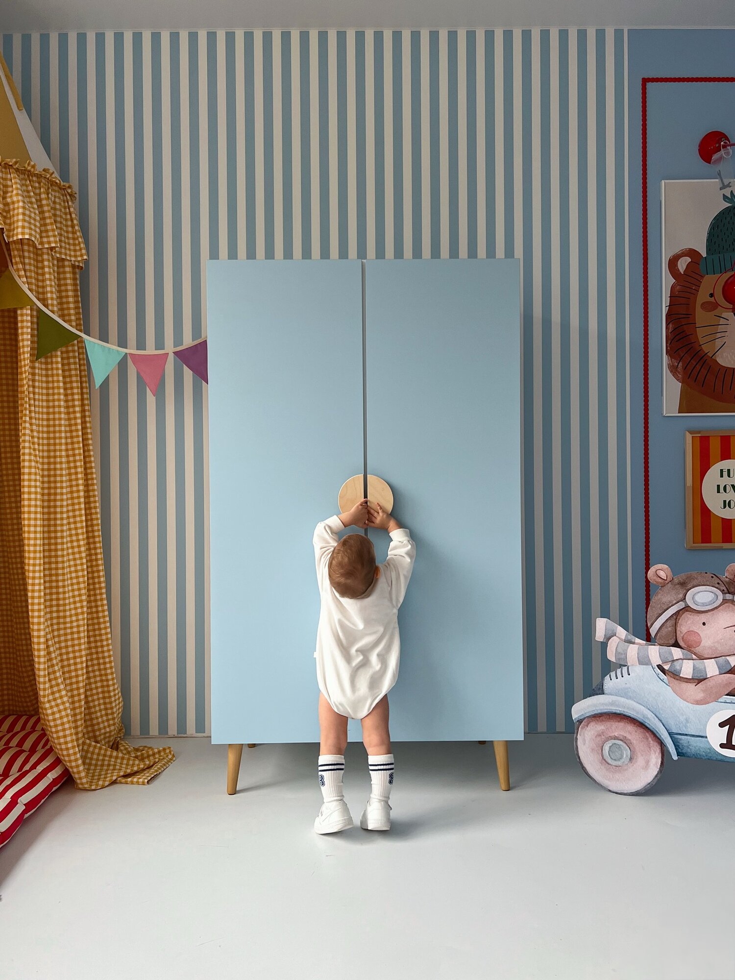 Детский шкаф для вещей распашной Монтессори 2.0, голубой с деревянными ручками на деревянных ножках