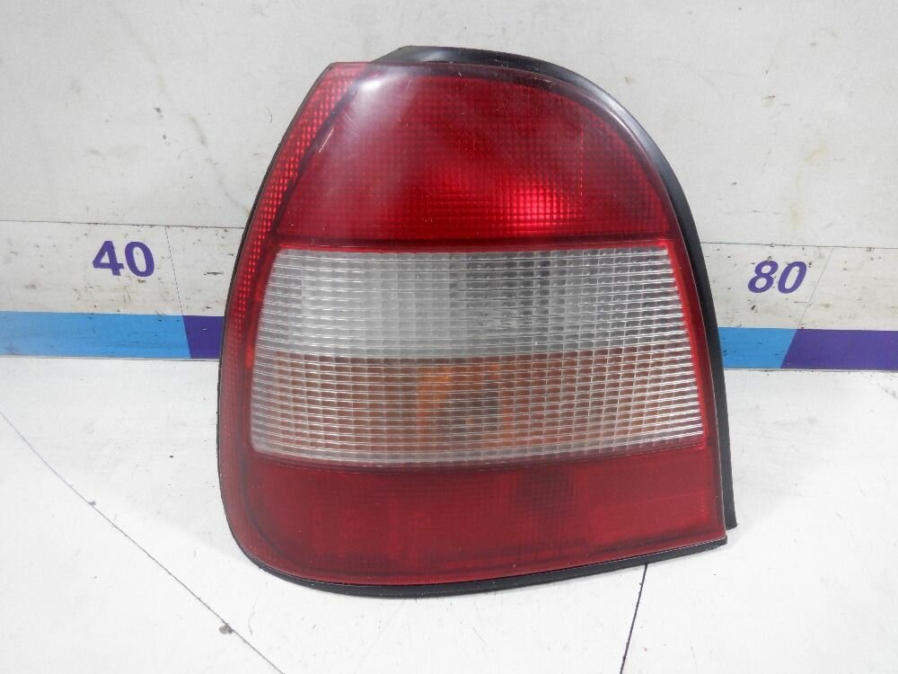 Фонарь задний левый Nissan Sunny