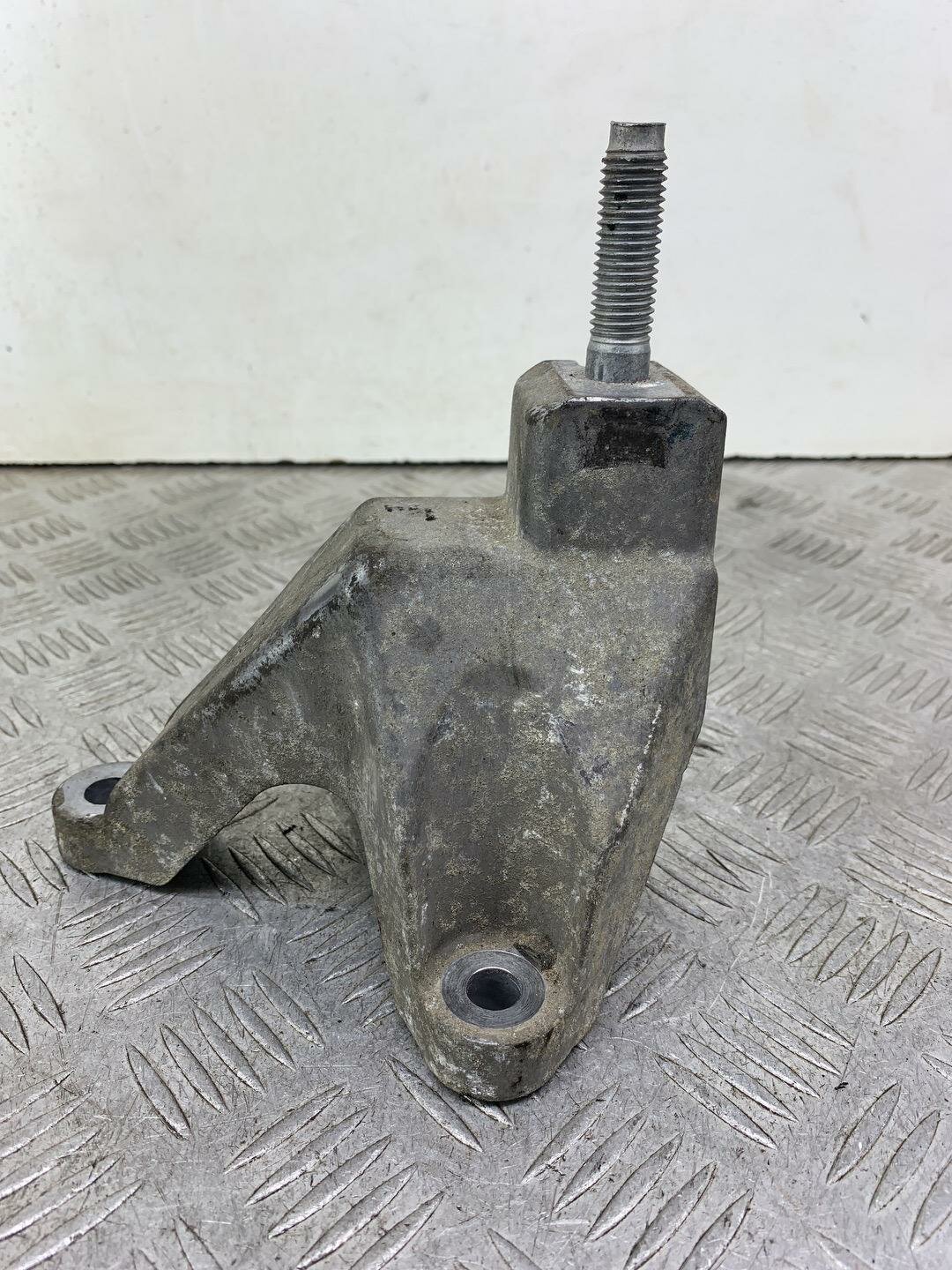 Кронштейн коробки (балка кпп) Ford Focus рест. (2001 - 2005)