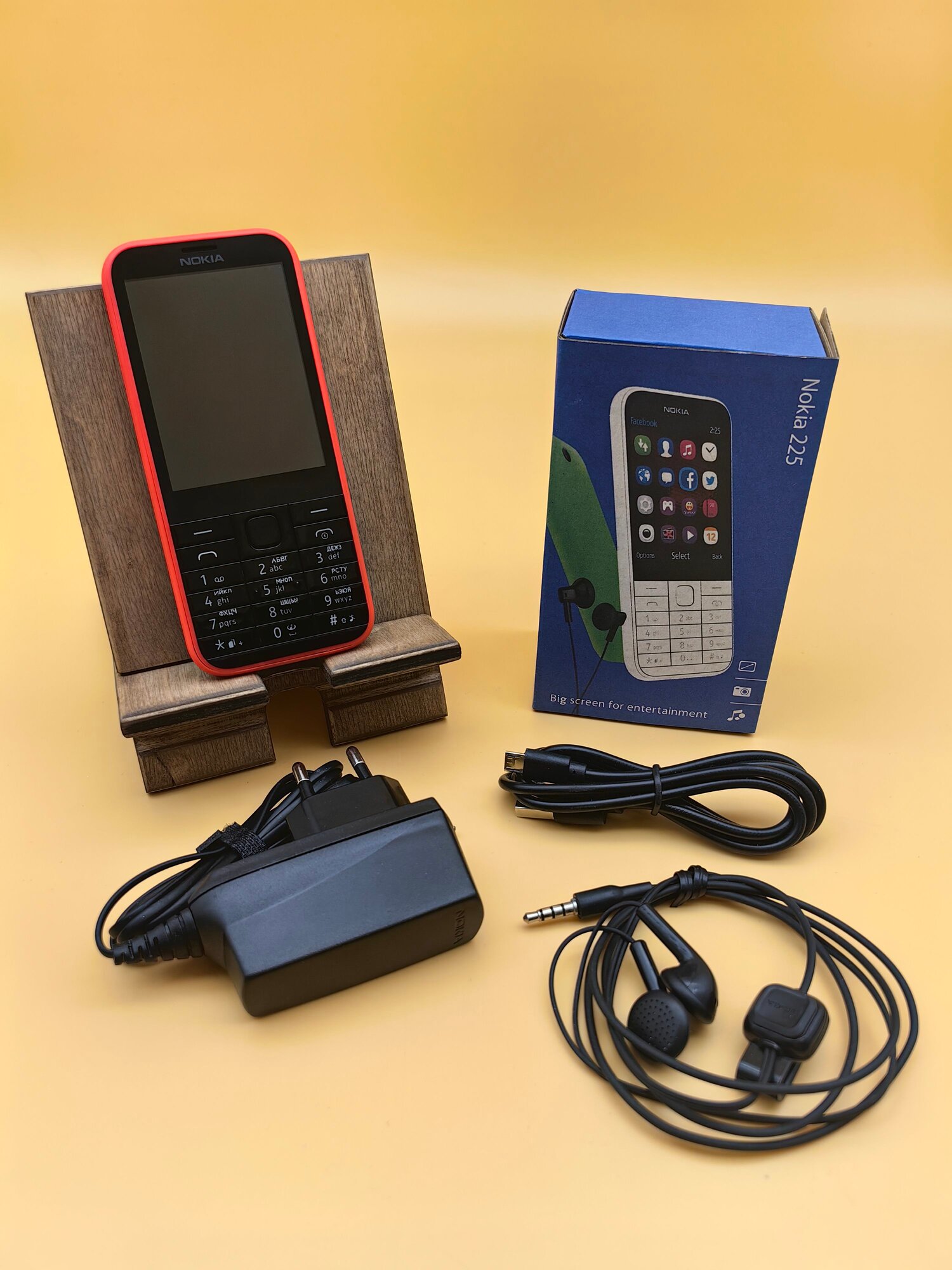 Мобильный кнопочный телефон Nokia 225 Dual Sim, Красный/черный