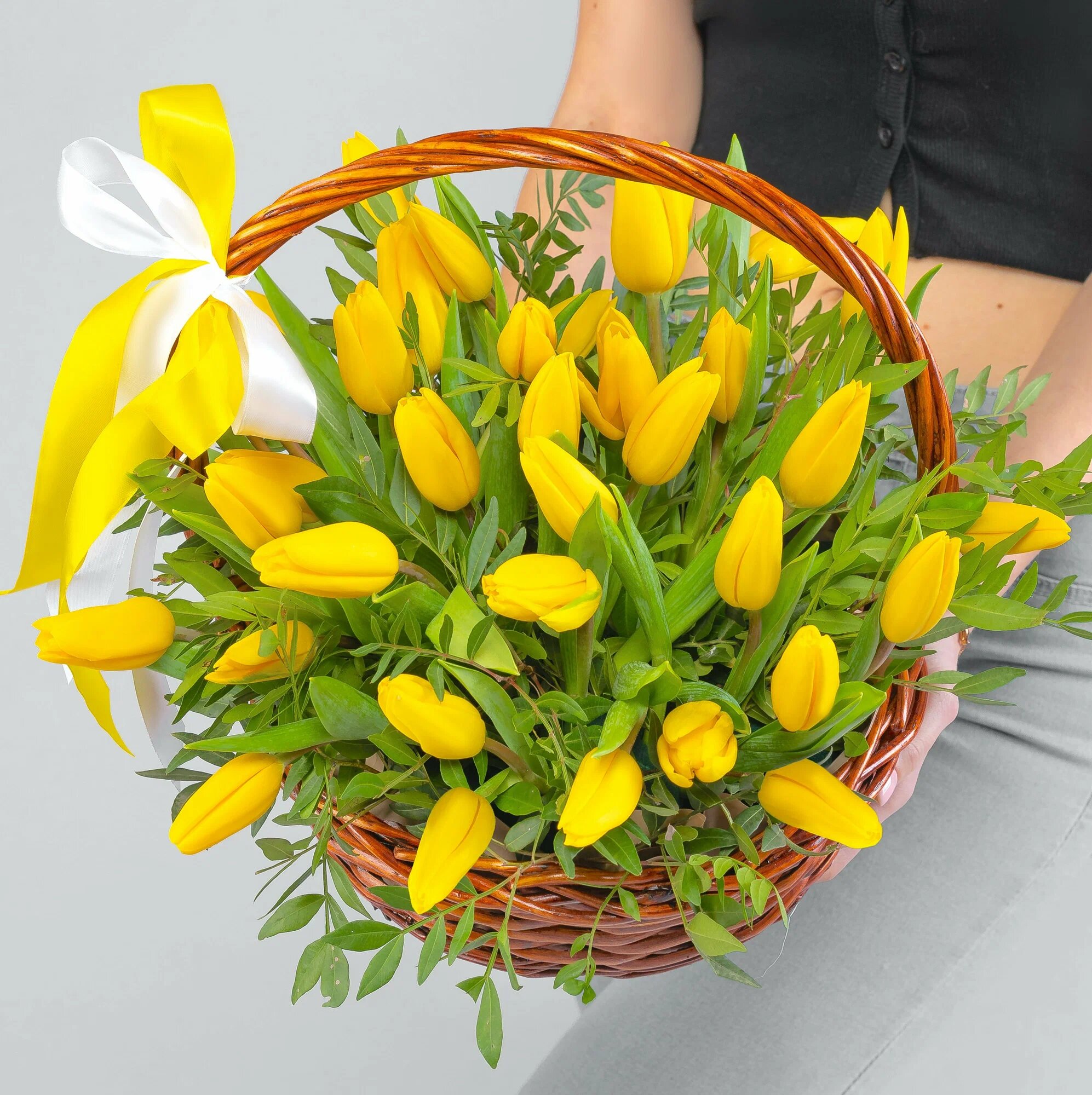 Тюльпаны/ Желтые тюльпаны в корзине 35 штук/ Тюльпаны с доставкой по Москве/ Цветы к 8 марта