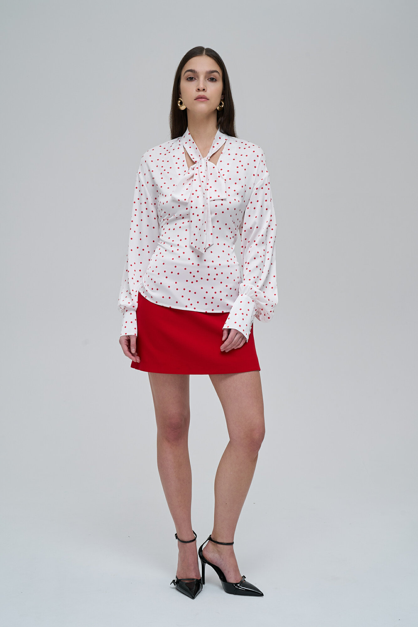 Блуза "Жена мафиози" в красный горох на белом фоне,объемные рукава, V-вырез, лента на шее