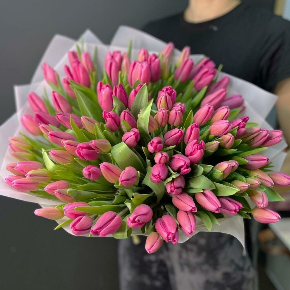 Живые цветы букет из розовых тюльпанов 101 бутон в подарочной упаковке