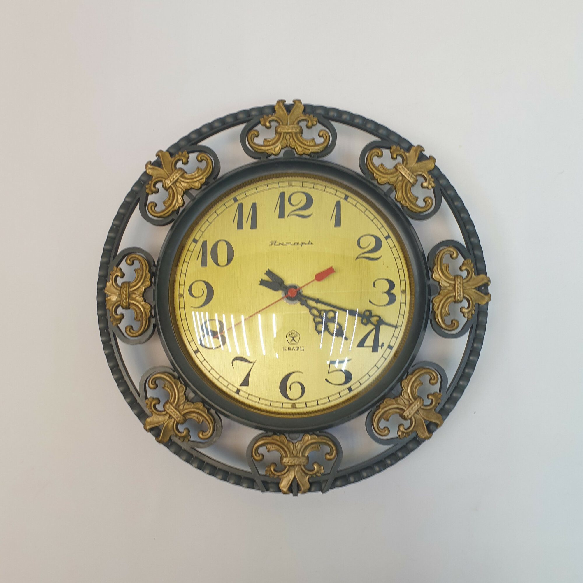 Часы настенные Янтарь, кварцевые, рабочие, пластик. Винтаж, СССР