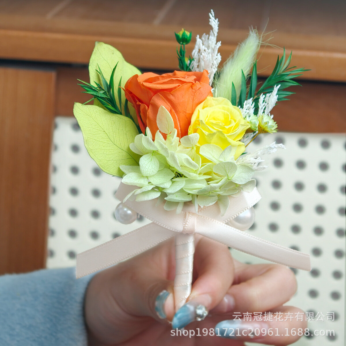 Букет из гортензий в винтажном стиле — изысканный и роскошный свадебный сувенир для жениха и невесты, дополненный брошами и бутоньерками из засушенных роз.