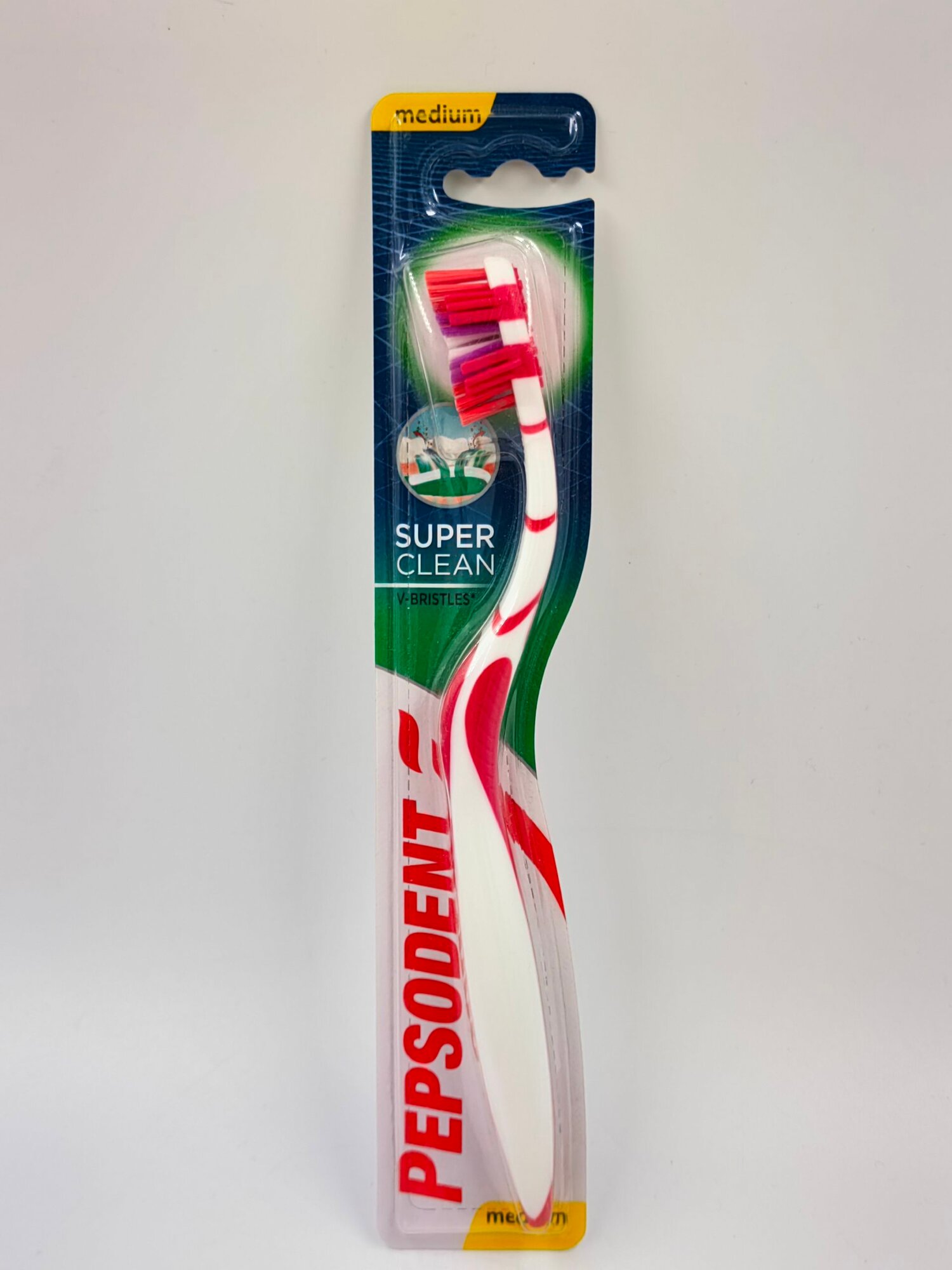 Зубная щетка Pepsodent Super Clean medium, средней жесткости, розовая/красная