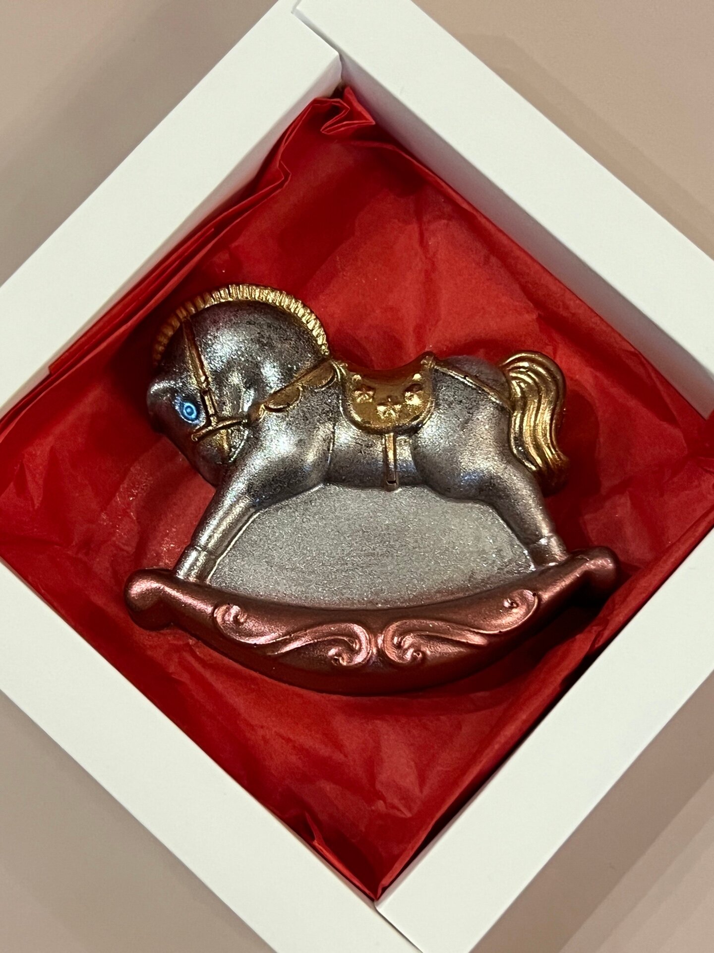 Шоколадная фигурка Aramiska "Лошадка-качалка", ручной работы, темный шоколад